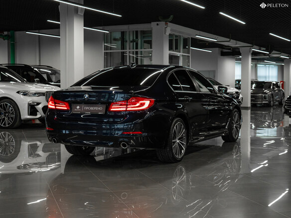 Купить б/у BMW 5 серии VII (G30/G31) 520i 2.0 AT (184 л.с.) бензин автомат в Москве: синий БМВ 5 ...