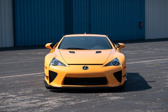 Купить б/у Lexus LFA 2010-2012 4.8 AMT (560 л.с.) бензин робот во Владивостоке: золотистый ...