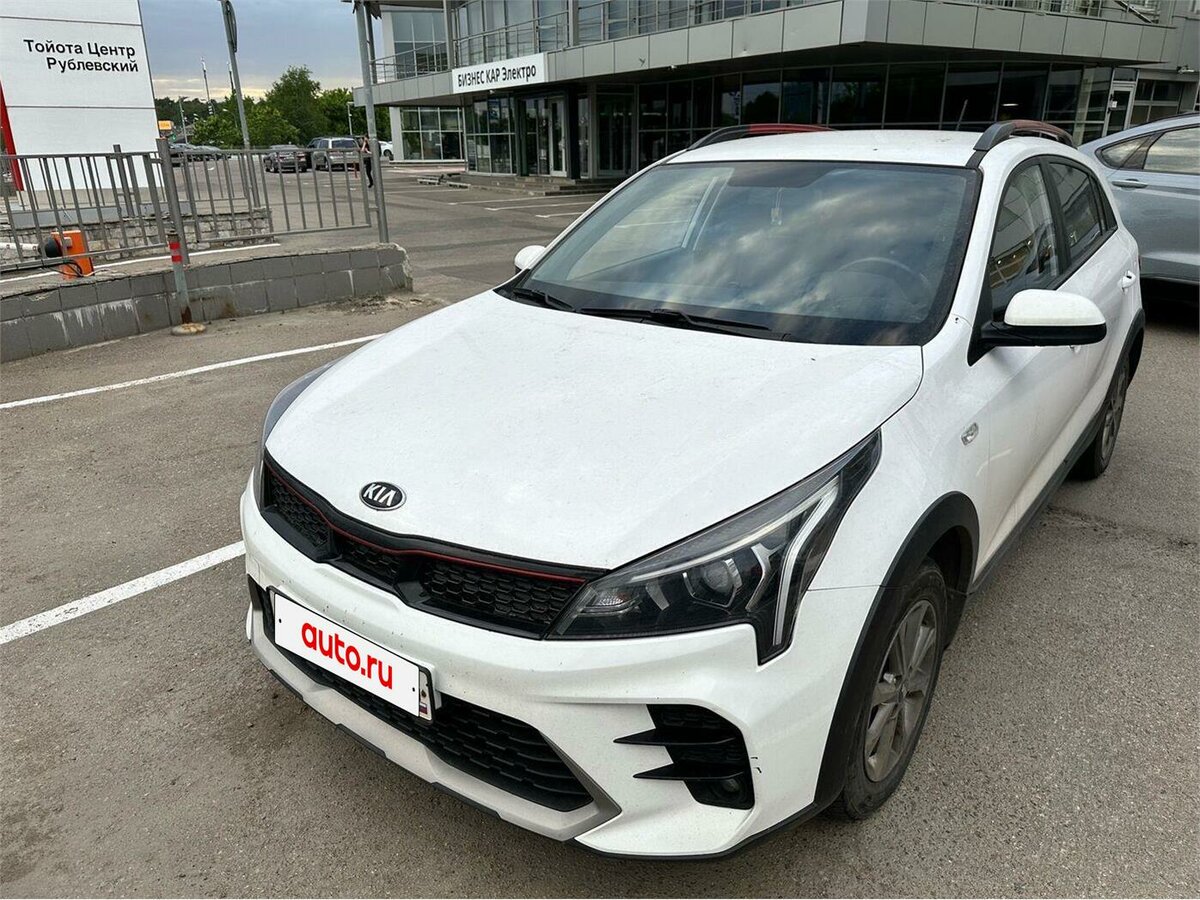 Купить б/у Kia Rio IV Рестайлинг X 1.6 AT (123 л.с.) бензин автомат в Москве: белый Киа Рио IV ...