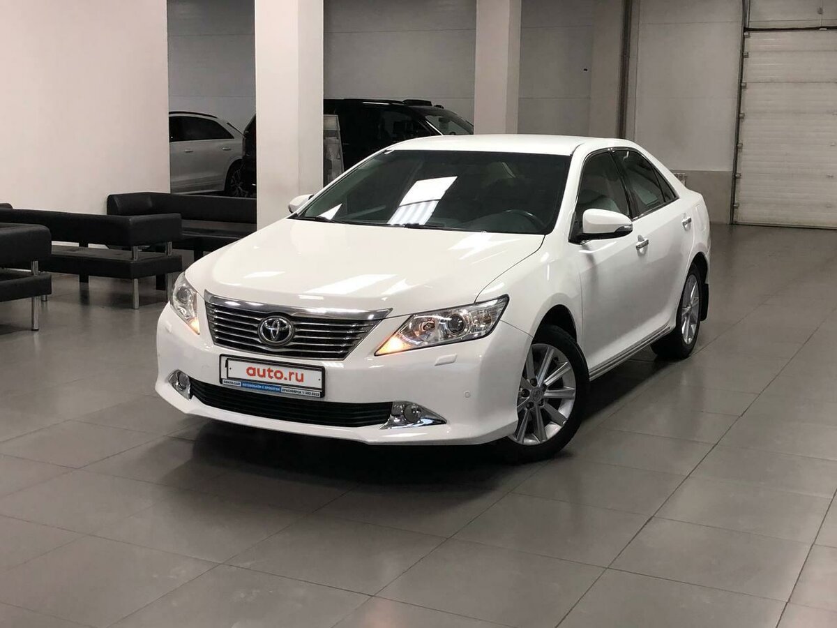 Купить б/у Toyota Camry VII (XV50) 3.5 AT (249 л.с.) бензин автомат в Красноярске: белый Тойота ...