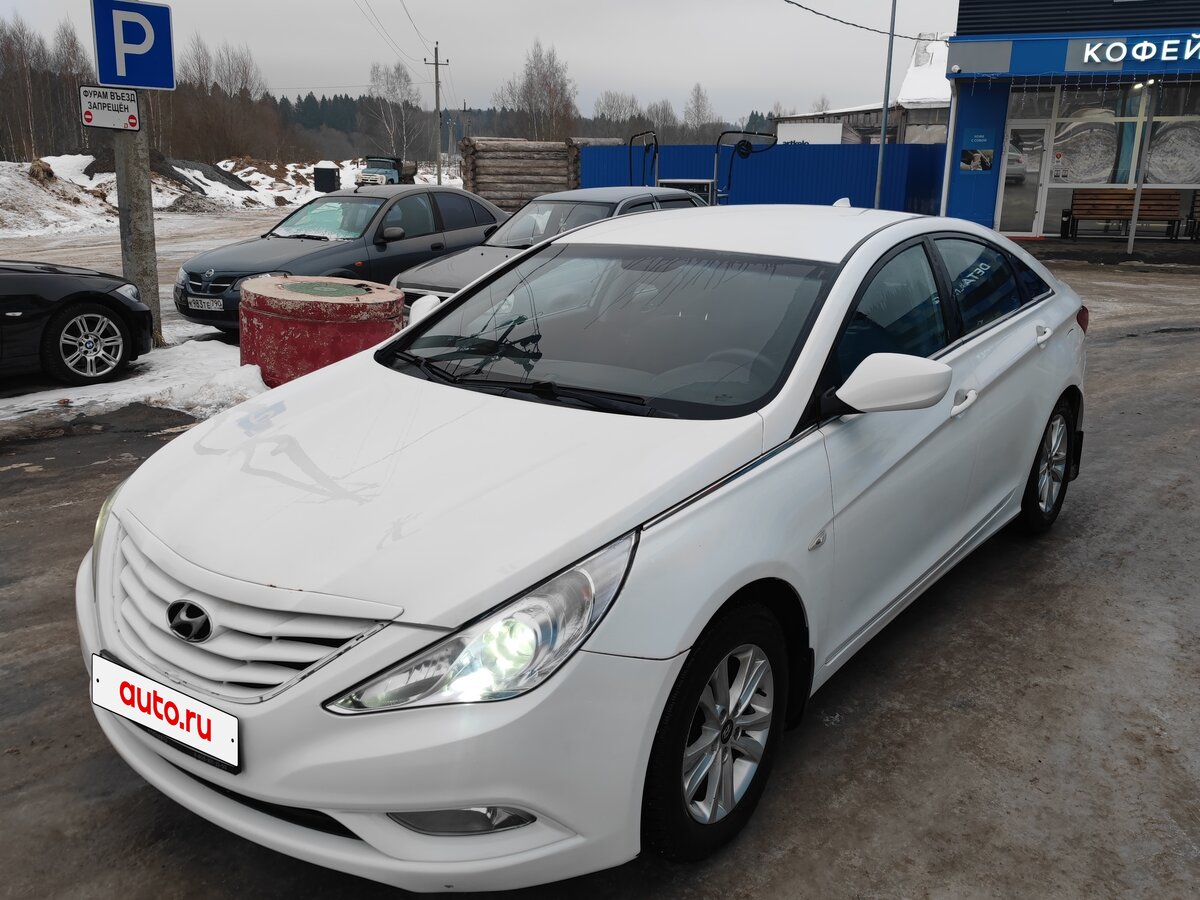 Купить б/у Hyundai Sonata VI (YF) 2.0 MT (150 л.с.) бензин механика в Москве: белый Хендэ Соната ...