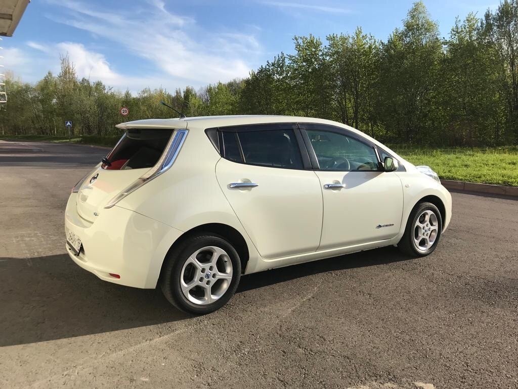 Купить б/у Nissan Leaf I (ZE0/AZE0) Electro AT (80.0 кВт) электро автомат в Санкт-Петербурге ...