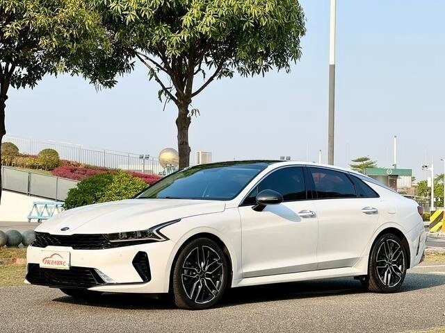 Купить б/у Kia K5 III 2.0 AT (240 л.с.) бензин автомат во Владивостоке: белый Киа к5 III седан ...