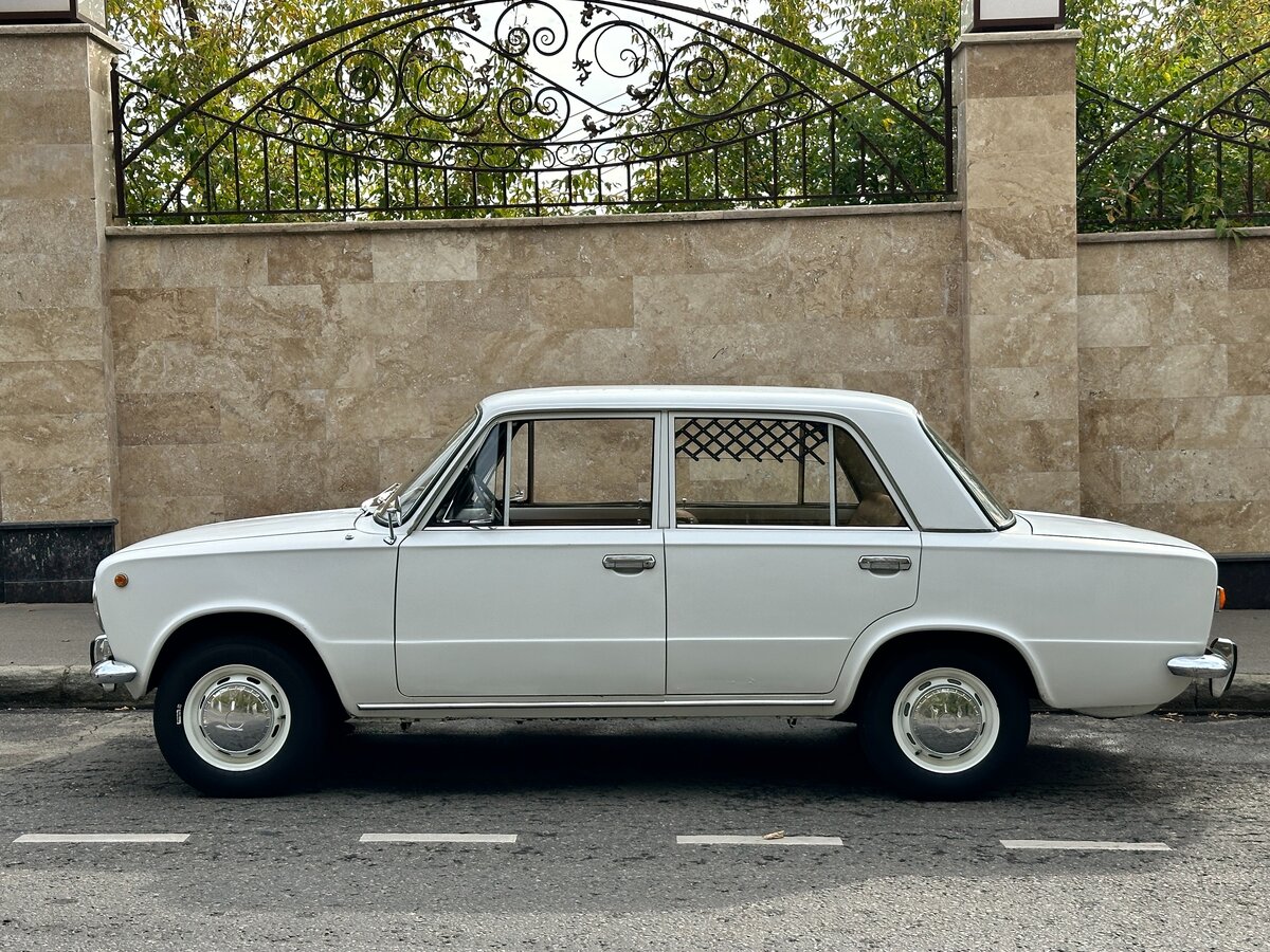 Купить б/у Lada (ВАЗ) 2101 1970-1988 1.2 MT (64 л.с.) бензин механика в Москве: белый Лада 2101 ...