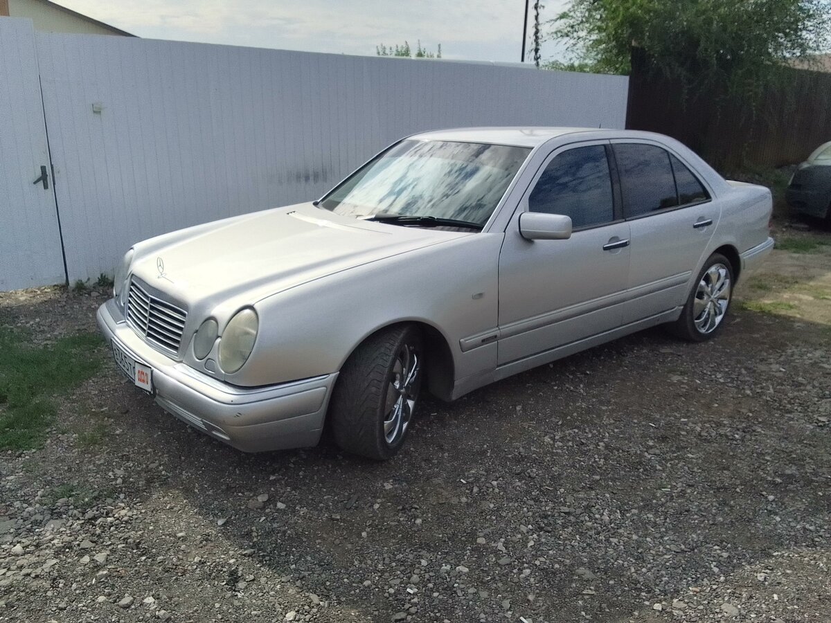 Купить б/у Mercedes-Benz E-Класс II (W210, S210) 240 2.4 AT (170 л.с.) бензин автомат в Отрадном ...