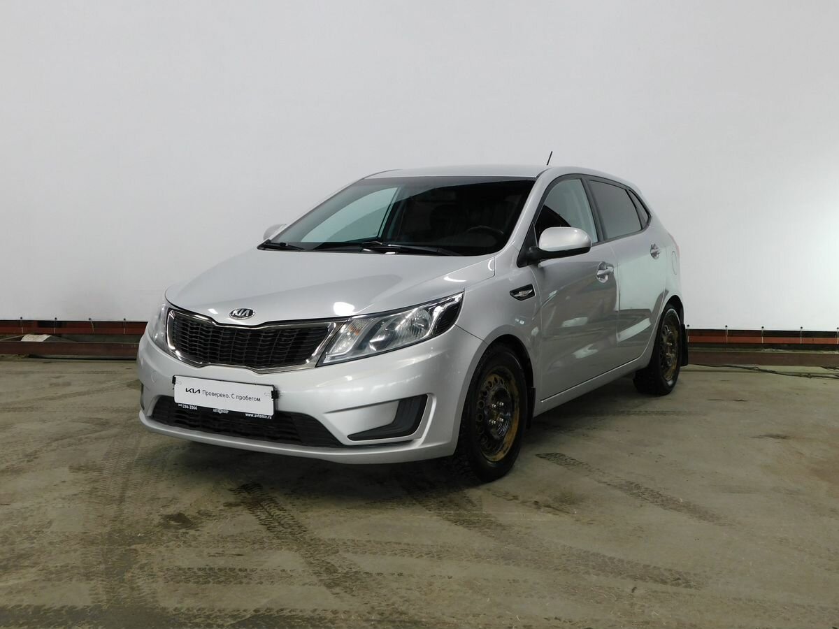 Купить б/у Kia Rio III 1.4 MT (107 л.с.) бензин механика в Москве: серебристый Киа Рио III ...