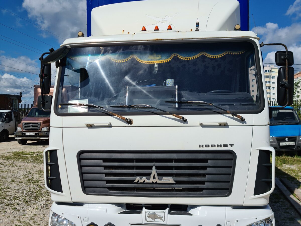 Купить б/у МАЗ 4371 дизель механика в Калуге: белый бортовой грузовик ...