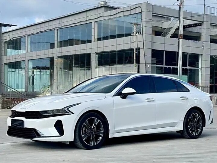 Купить б/у Kia K5 III 2.0 AT (240 л.с.) бензин автомат в Крымске: белый Киа к5 III седан 2021 ...