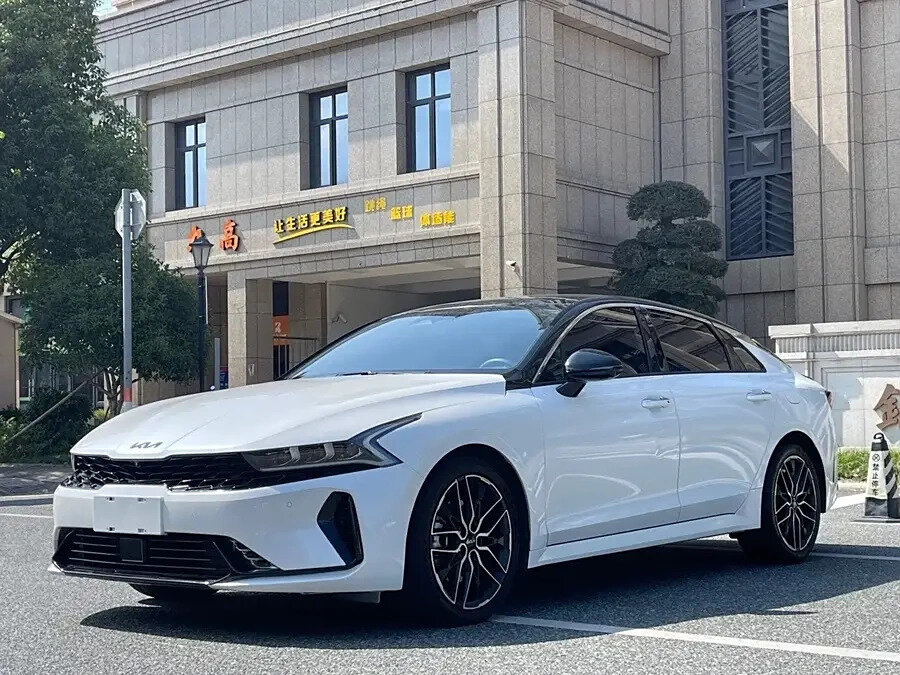 Купить б/у Kia K5 III 2.0 AT (240 л.с.) бензин автомат во Владивостоке: белый Киа к5 III седан ...