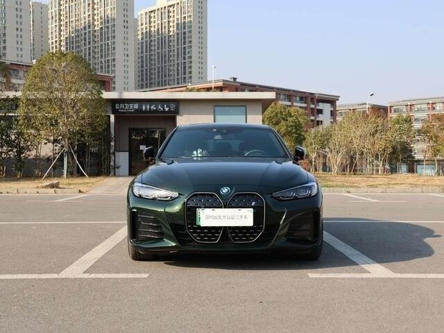 Купить б/у BMW i4 G26 eDrive40 Electro AT (250.0 кВт) электро автомат во Владивостоке: зелёный ...