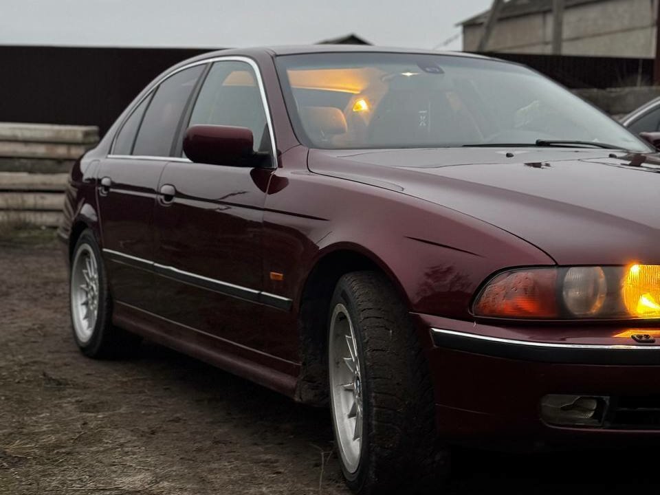 Купить б/у BMW 5 серии IV (E39) 523i 2.5 AT (170 л.с.) бензин автомат в Москве: пурпурный БМВ 5 ...