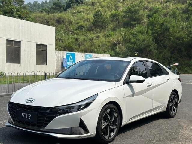 Купить б/у Hyundai Elantra VII (CN7) 1.5 CVT (115 л.с.) бензин вариатор во Владивостоке: белый ...