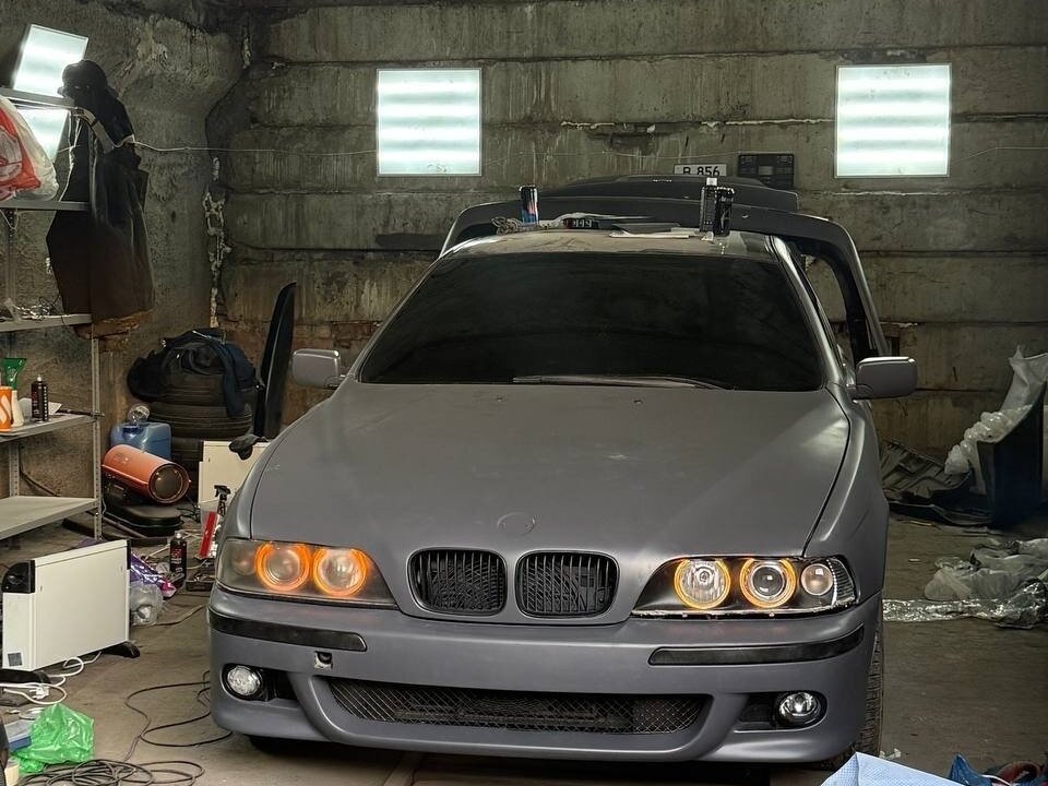 Купить б/у BMW 5 серии IV (E39) 523i 2.5 MT (170 л.с.) бензин механика в Москве: серый БМВ 5 ...