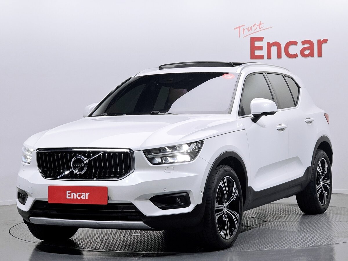 Купить б/у Volvo XC40 I 8AT 2.0 AT (197 л.с.) бензин автомат в Благовещенске: белый Вольво XC40 ...