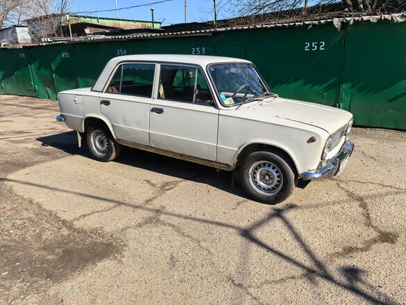 Купить б/у Lada (ВАЗ) 2101 1970-1988 1.2 MT (64 л.с.) бензин механика в Москве: белый Лада 2101 ...