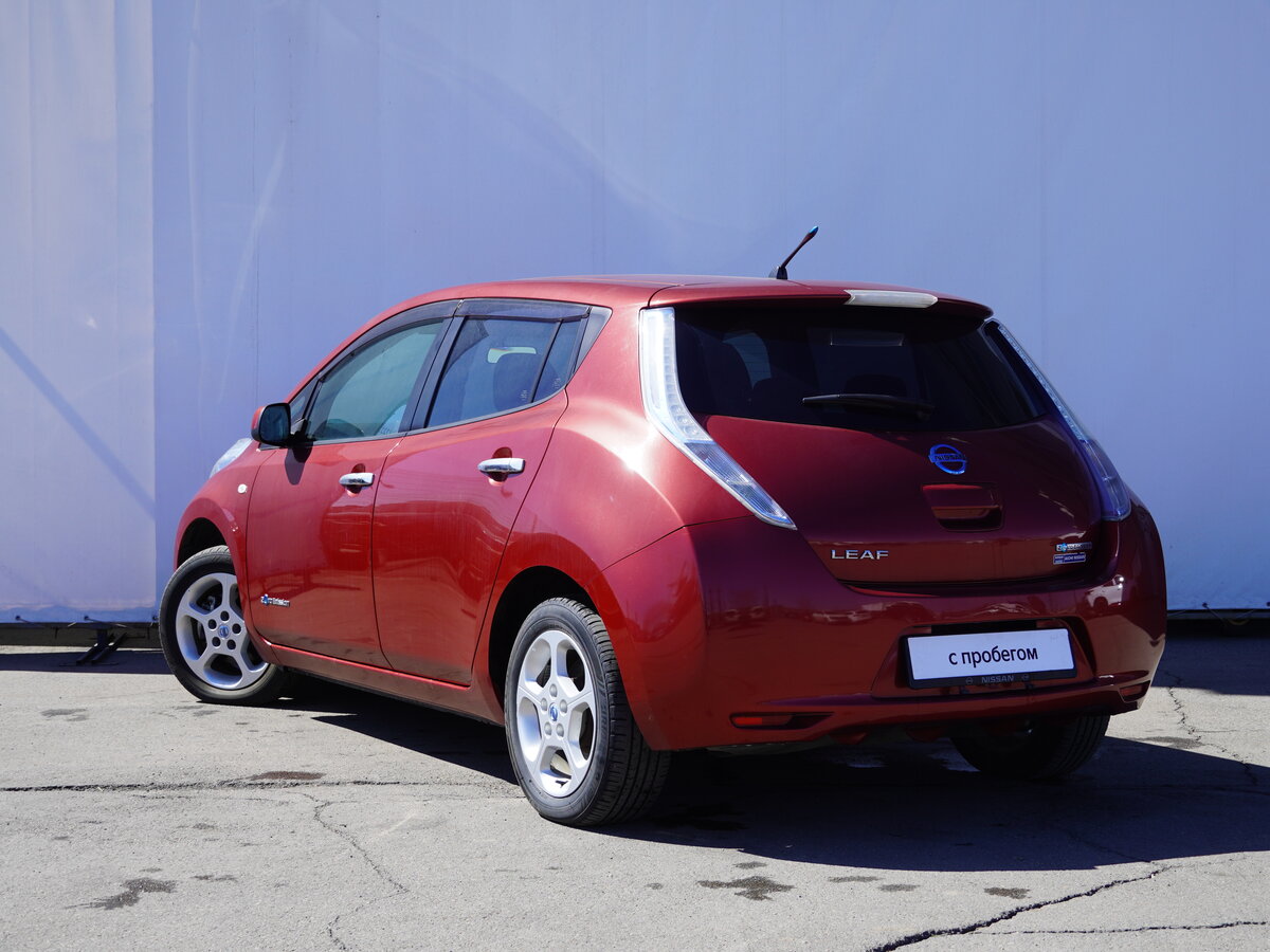 Купить б/у Nissan Leaf I (ZE0/AZE0) Electro AT (80.0 кВт) электро автомат в Иркутске: красный ...