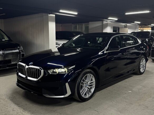 Купить б/у BMW 5 серии VIII (G60/G61/G68) 525Li 2.0 AT (190 л.с.) бензин автомат в Москве: синий ...