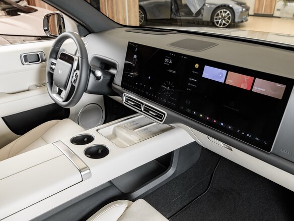 Купить б/у Lixiang L6 2024-2025 1.5hyb AT (408 л.с.) 4WD гибрид автомат в Екатеринбурге: серый ...