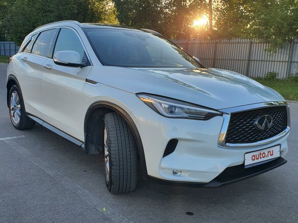 Купить б/у Infiniti QX50 II 2.0 CVT (272 л.с.) 4WD бензин вариатор в Москве: белый Инфинити ку ...