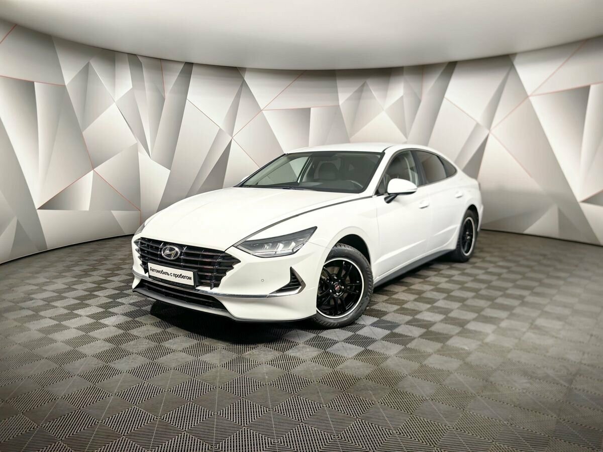 Купить б/у Hyundai Sonata VIII (DN8) 2.0 AT (150 л.с.) бензин автомат в Москве: белый Хендэ ...