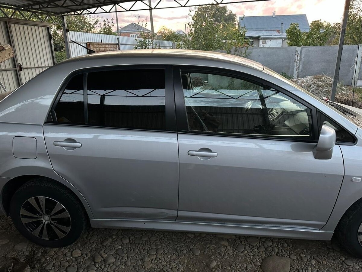 Купить б/у Nissan Tiida I Рестайлинг 1.6 AT (110 л.с.) бензин автомат в Мостовском: серебристый ...