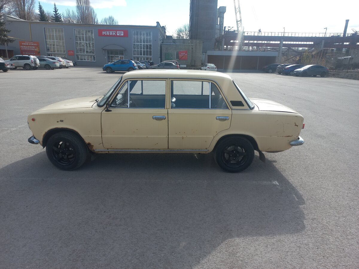 Купить б/у Lada (ВАЗ) 2101 1970-1988 1.2 MT (59 л.с.) бензин механика в Саратове: бежевый Лада ...