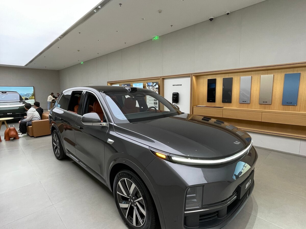 Купить б/у Lixiang L8 I 42.8 kWh 1.5hyb AT (449 л.с.) 4WD гибрид автомат во Владивостоке: серый ...