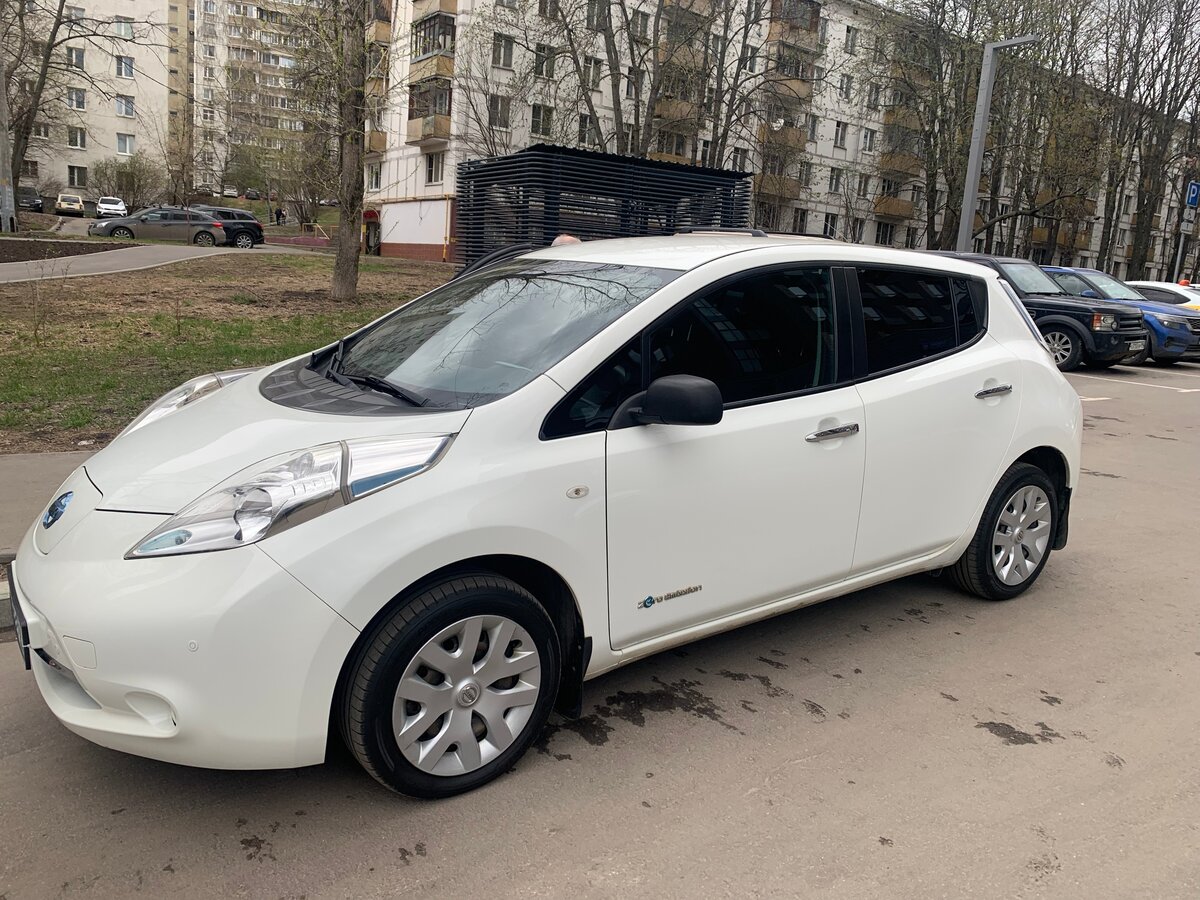 Купить б/у Nissan Leaf I (ZE0/AZE0) Electro AT (80.0 кВт) электро автомат в Москве: белый Ниссан ...