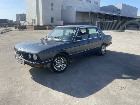 Купить б/у BMW 5 серии II (E28) 520i 2.0 MT (125 л.с.) бензин механика в Чебоксарах: синий БМВ 5 ...