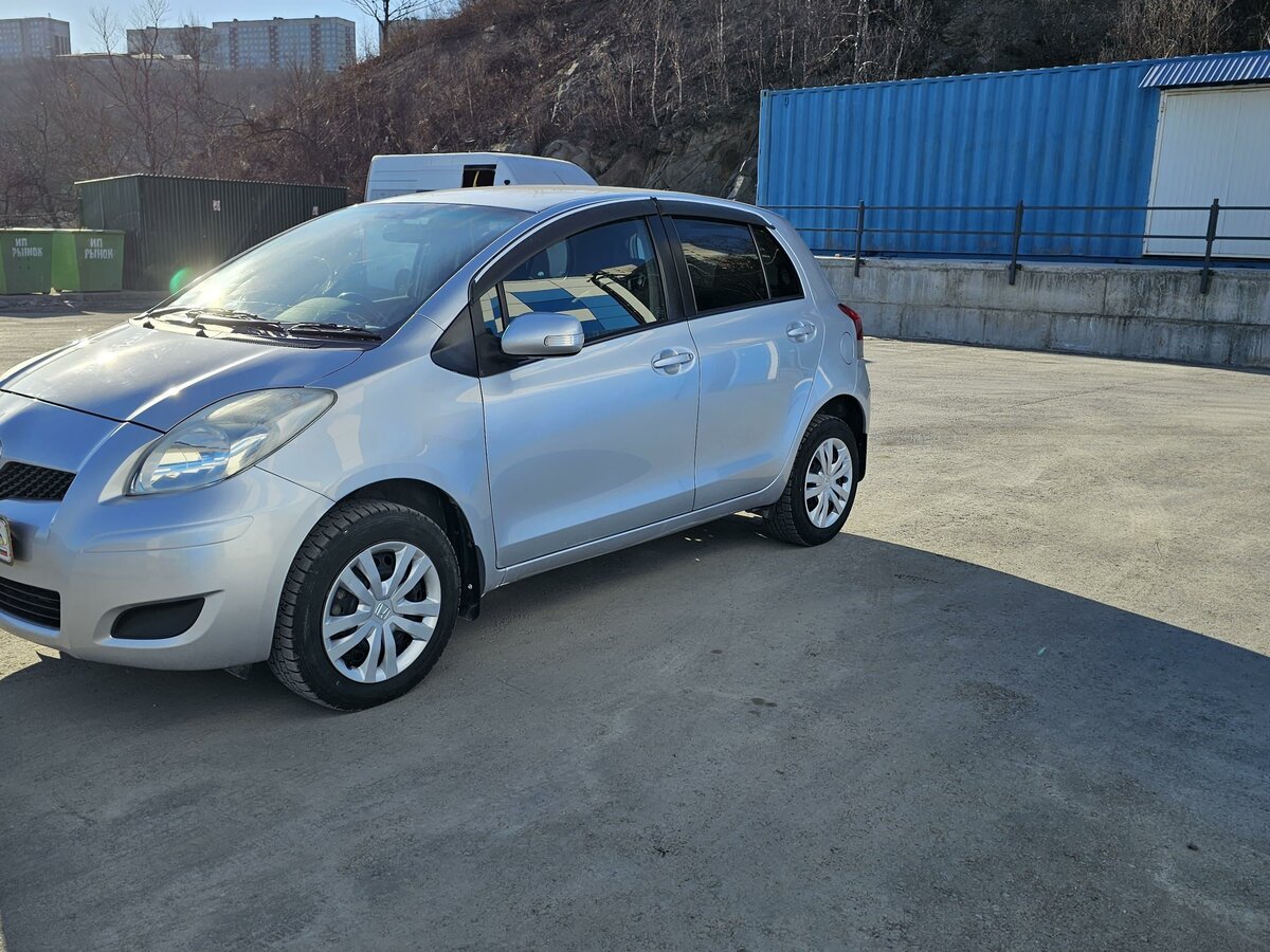 Купить б/у Toyota Vitz II (XP90) 1.3 AT (87 л.с.) 4WD бензин автомат во ...