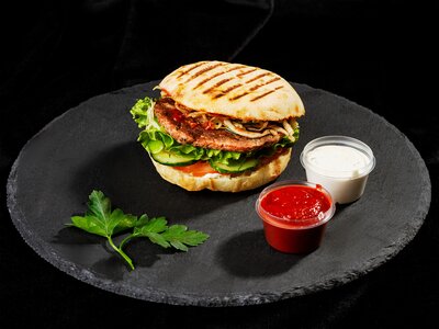 Жара (Sanatornaya Street No:6, Vtorchermet Urban Housing District), fast food  Yekaterinburg'dan