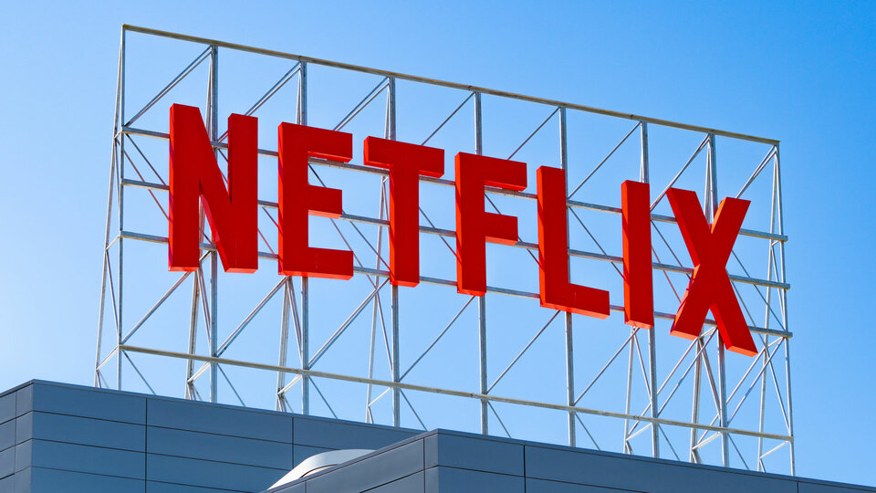 Netflix продолжает сокращать сотрудников и вводит рекламу. Что с ним ...