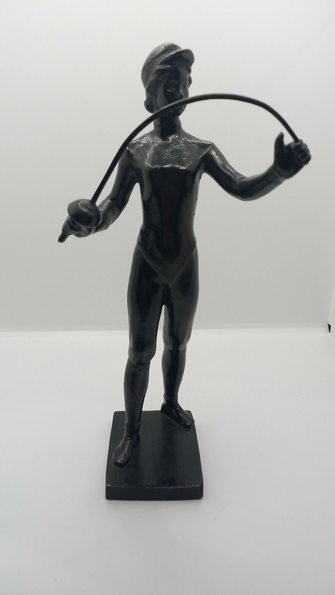 Чугунная статуэтка "Фехтовальщица". Литье. Статуэтка из чугуна. Производство СССР, вторая половина ХХ века, Касли
