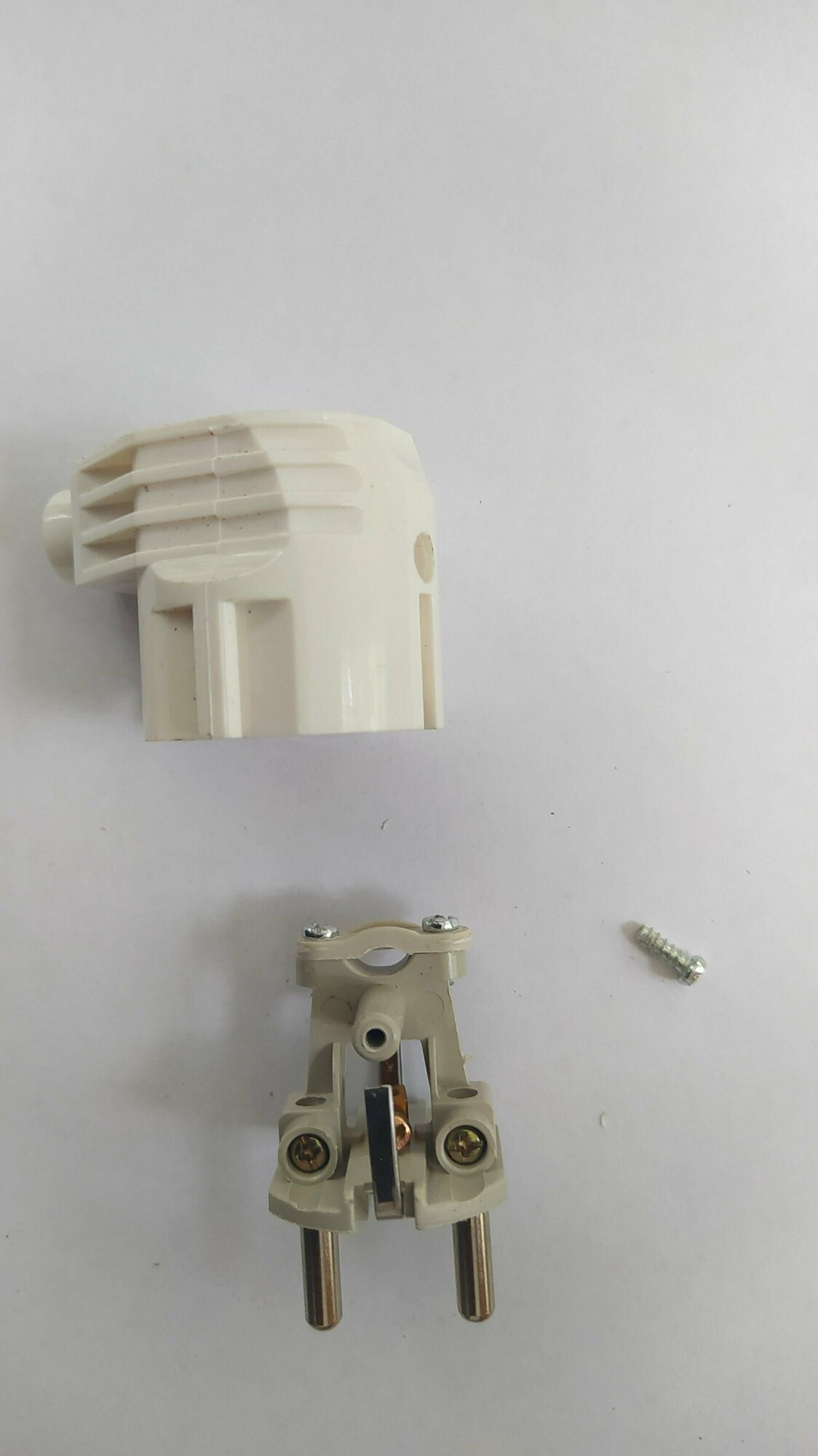 Вилка белая с заземлением угловая (5шт)