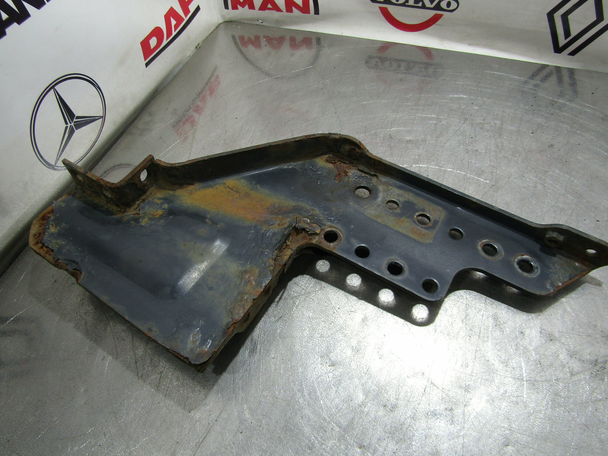 Кронштейн усилителя бампера левый Iveco Stralis