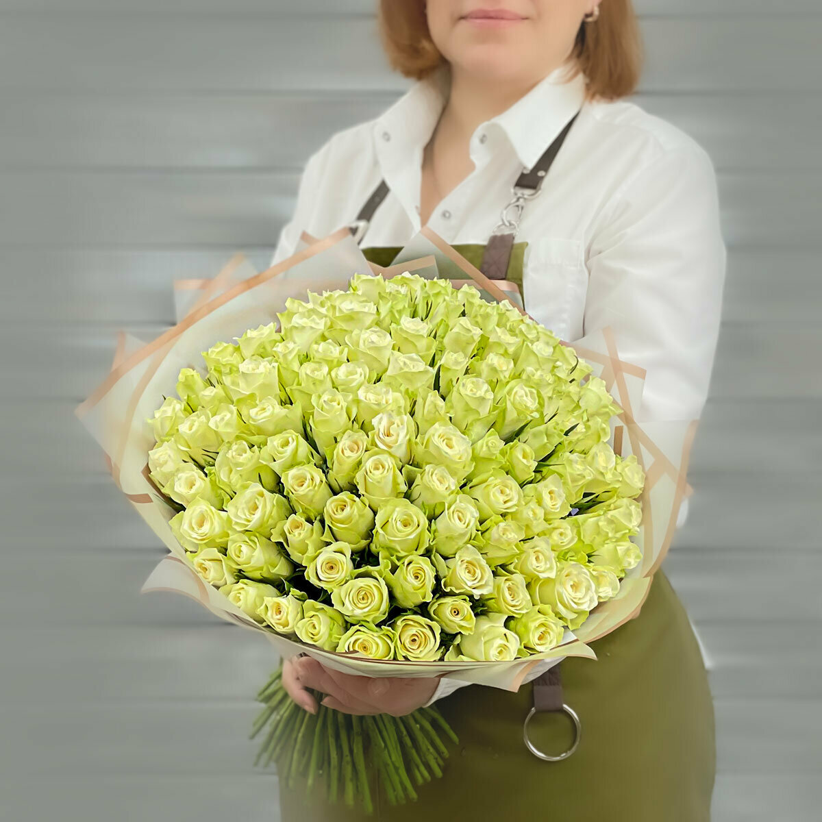 Монобукет Букет Маркет, 75 роз, Кения, высота 40см, упаковка оберточная бумага