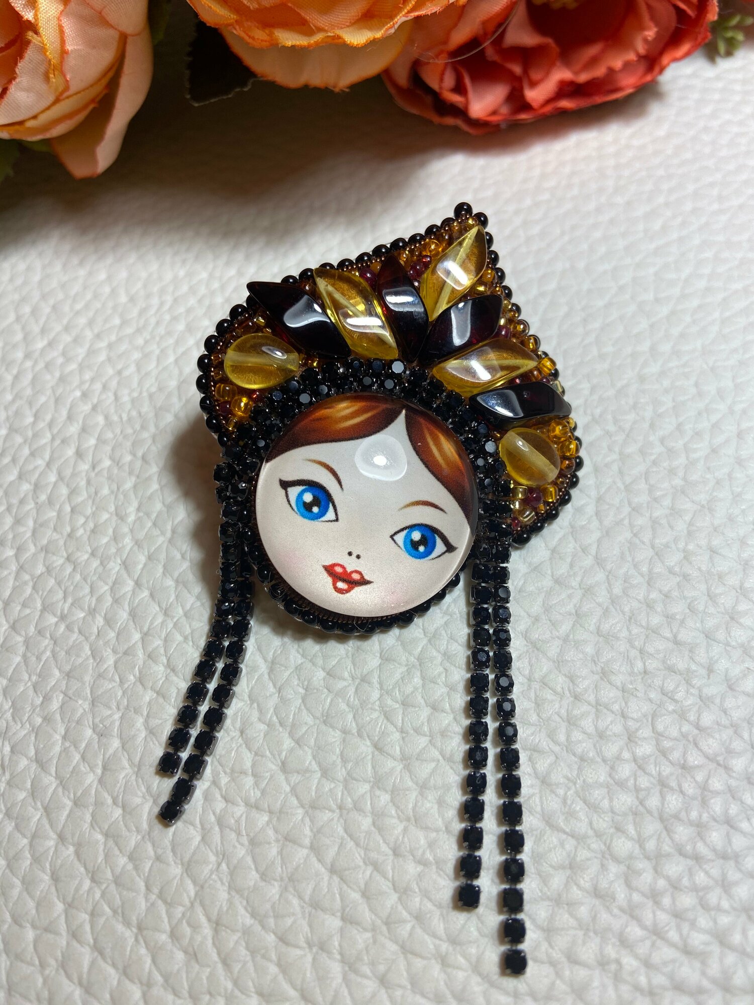 Брошь, бисер