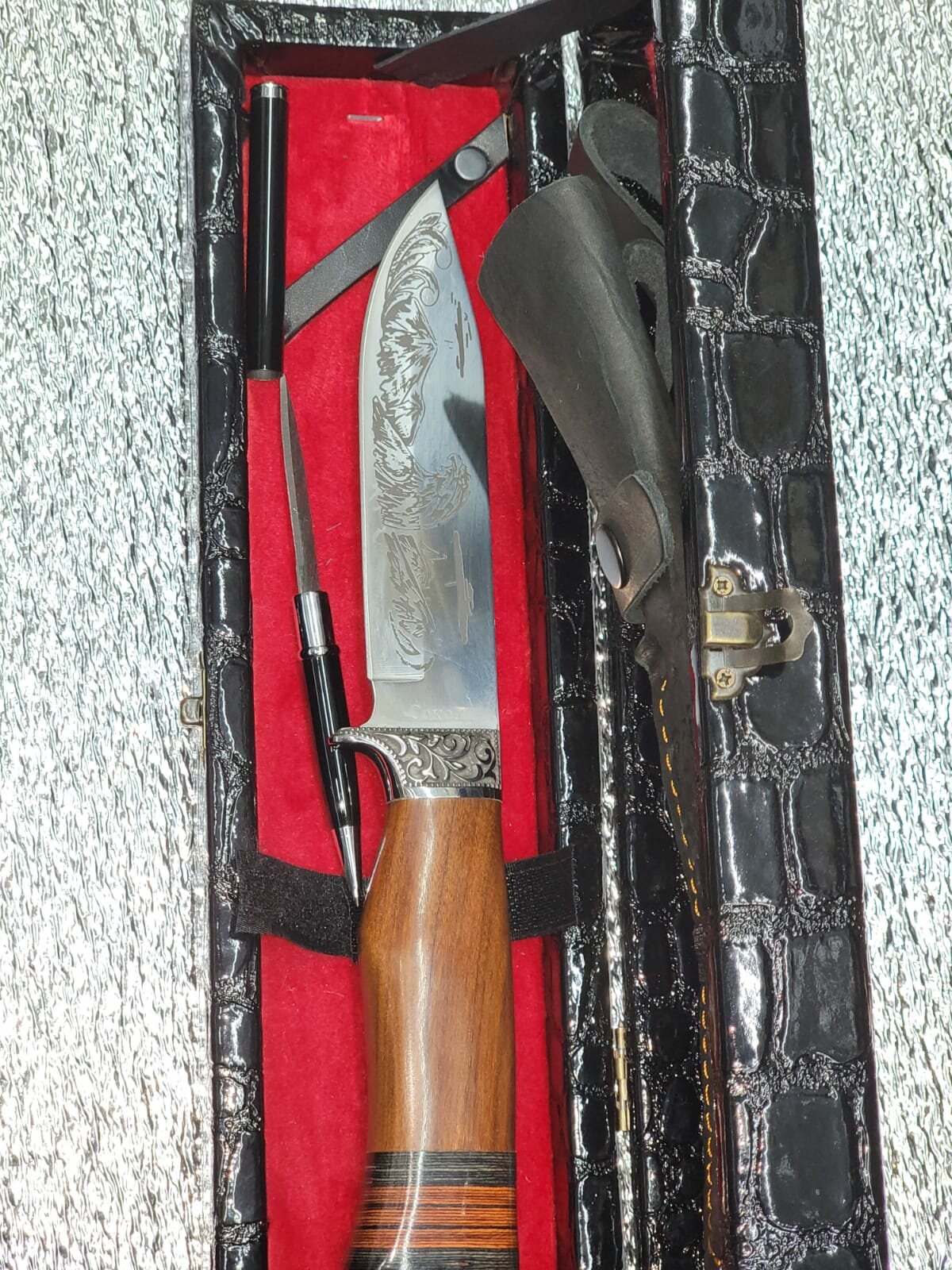 Нож туристический разделочный , Сокол в чехле ножнах и подарочный черный кожаный футляр , ручка нож в подарок