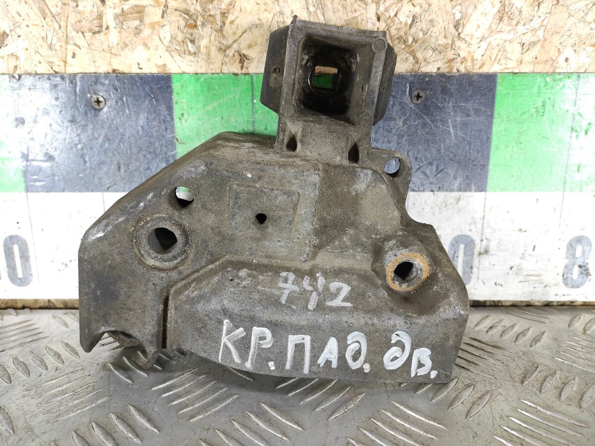 Кронштейн двигателя RENAULT CLIO 1998-2008 8200196206