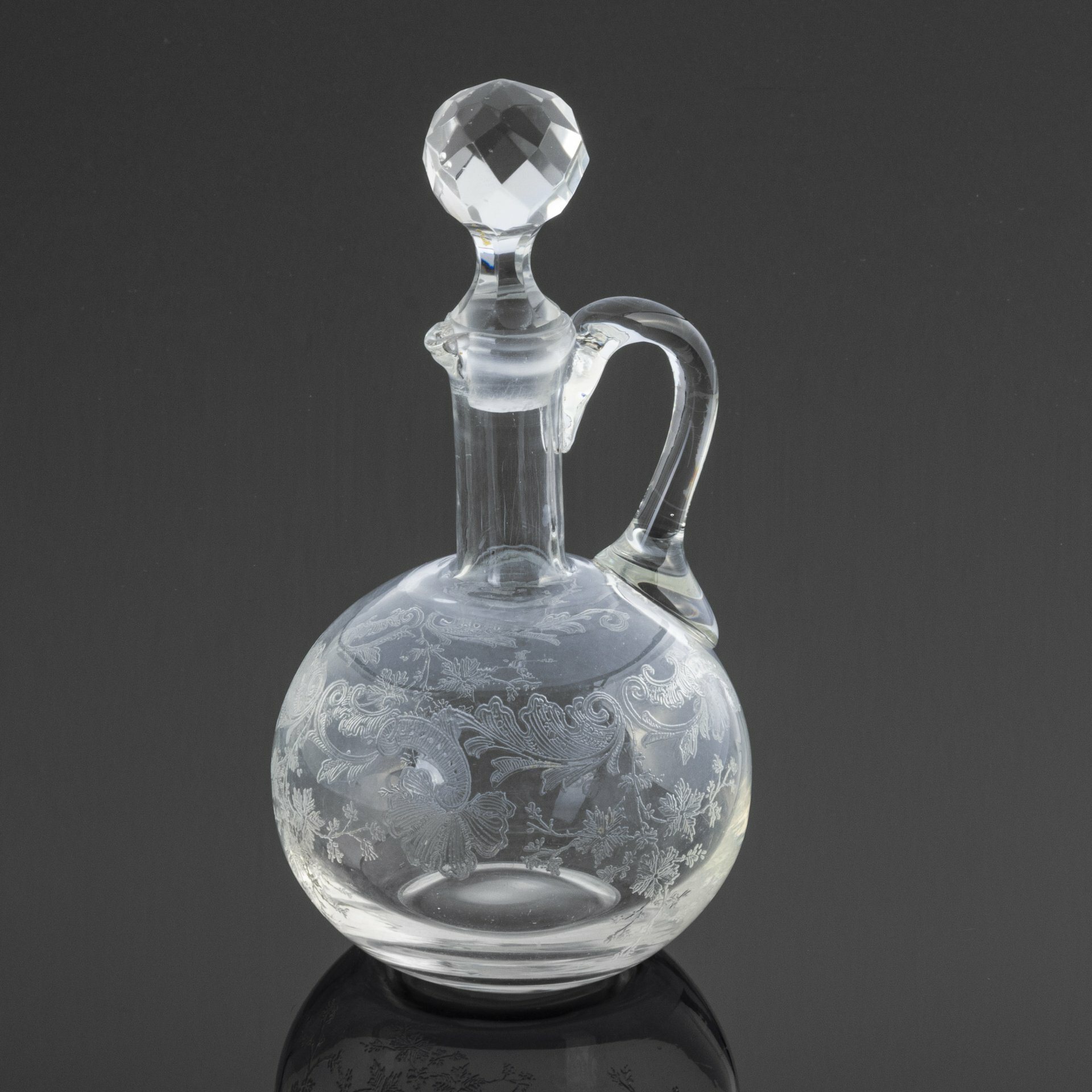 Графин с цветочно-растительным орнаментом на тулове шарообразной формы, стекло