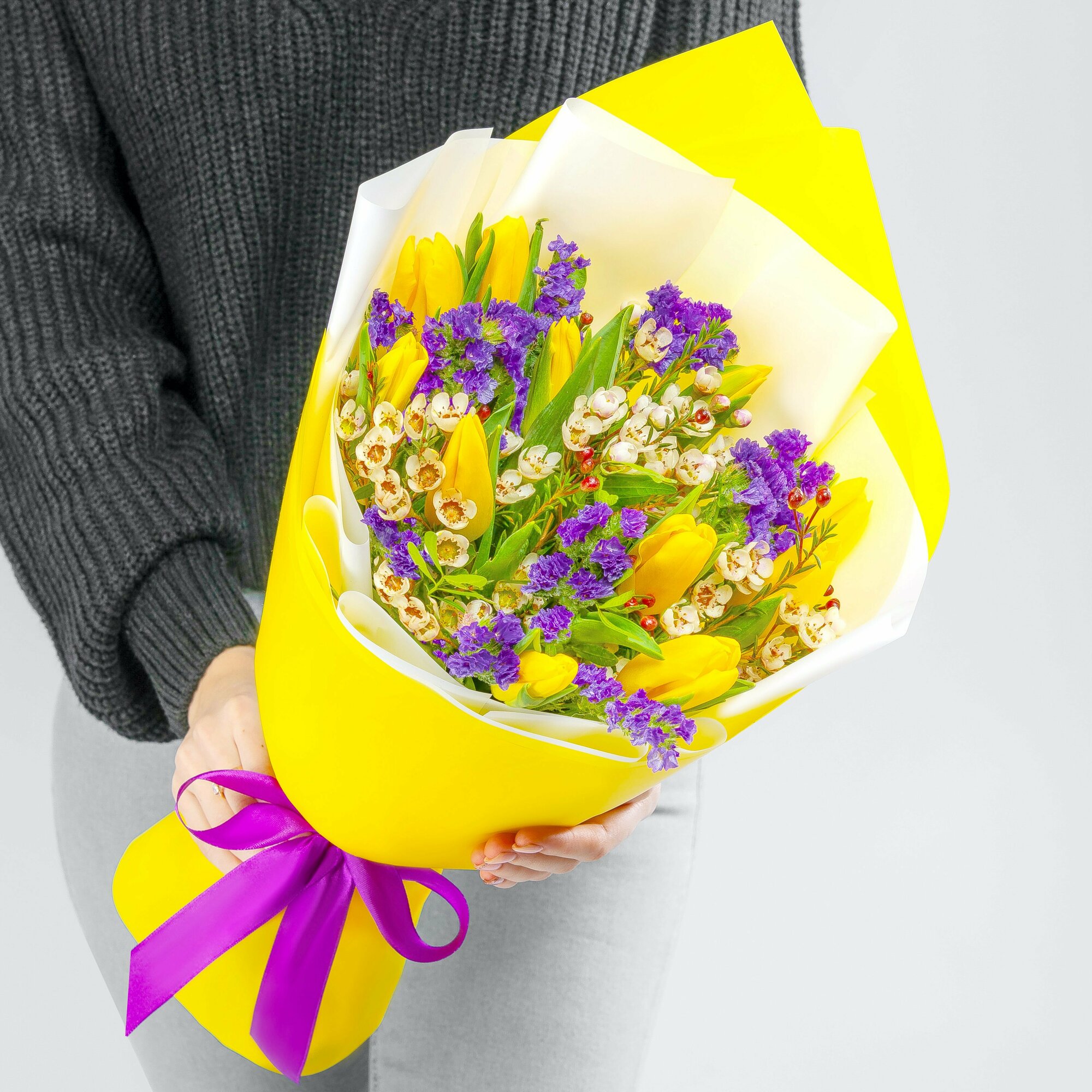Дуо-букет Мегацвет24 "Тюльпаны и статица", желый/сине-белый, дизайнерская упаковка