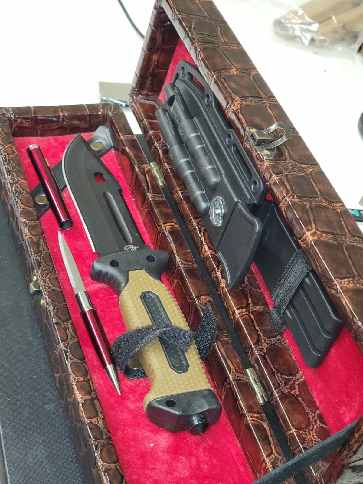 Туристический нож 4038С, нержавеющая сталь, деревянная рукоятка, в кожаном футляре