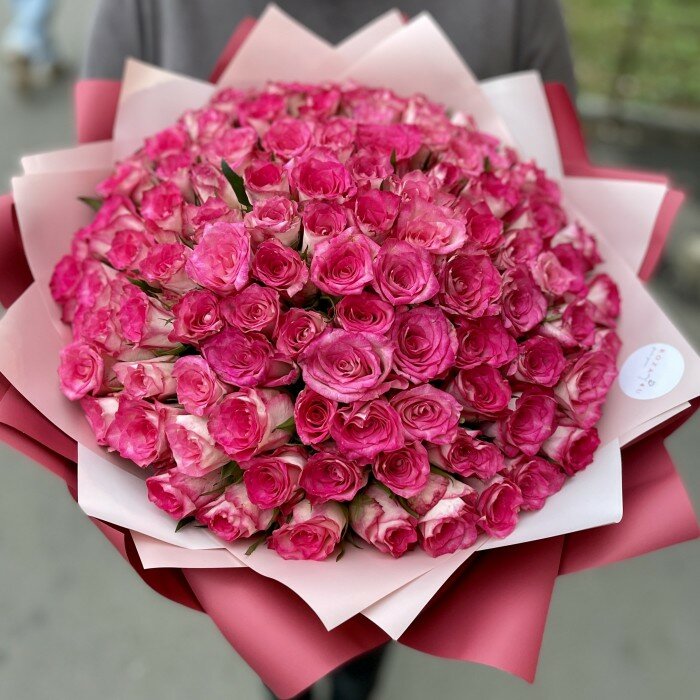 Монобукет из живых цветов 101 роза, сорт Дабл Дейт, от бренда ROZA4U — фото 1