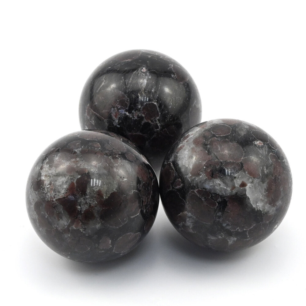 Шар из граната альмадин в астрофиллите диаметр 62-63мм .