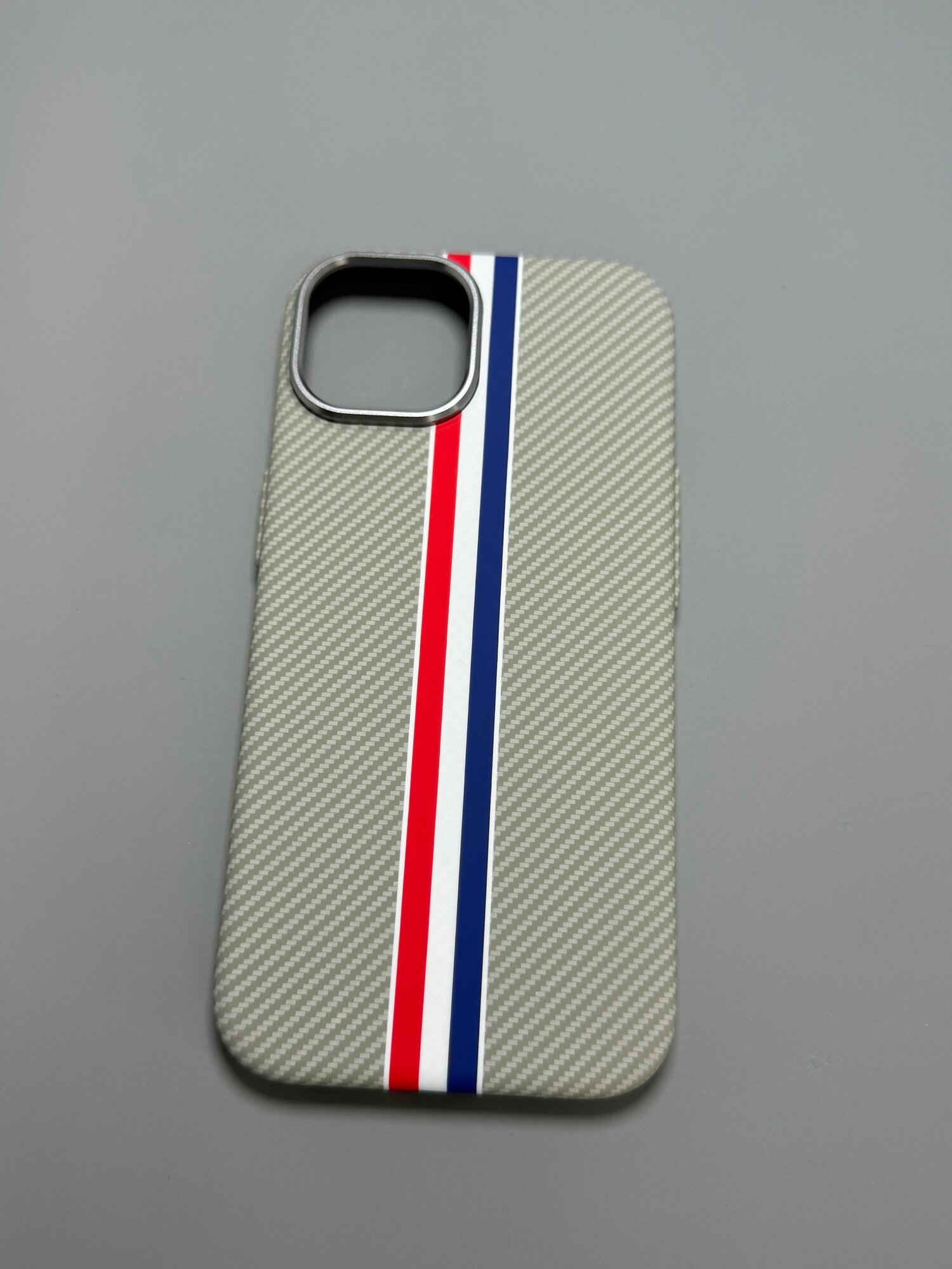 Чехол на IPhone 15 с MAGSAFE под карбон из ударопрочного пластика с защитой камеры