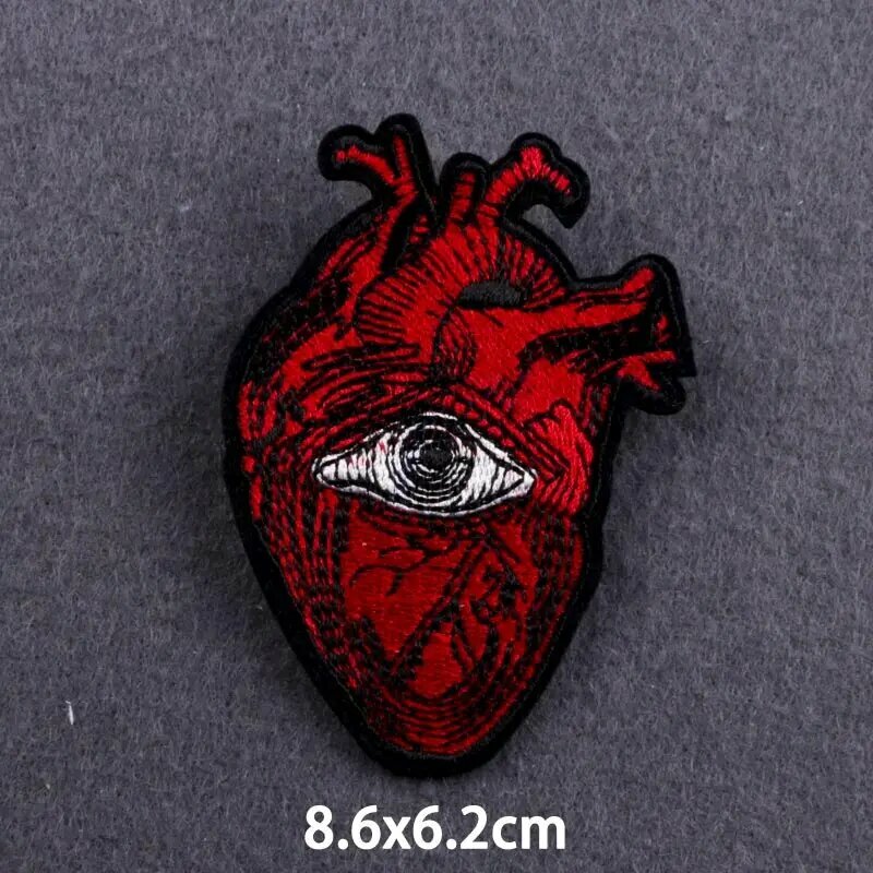 Вышитая заплатка "Сердце с глазом", черная, PE5091CT