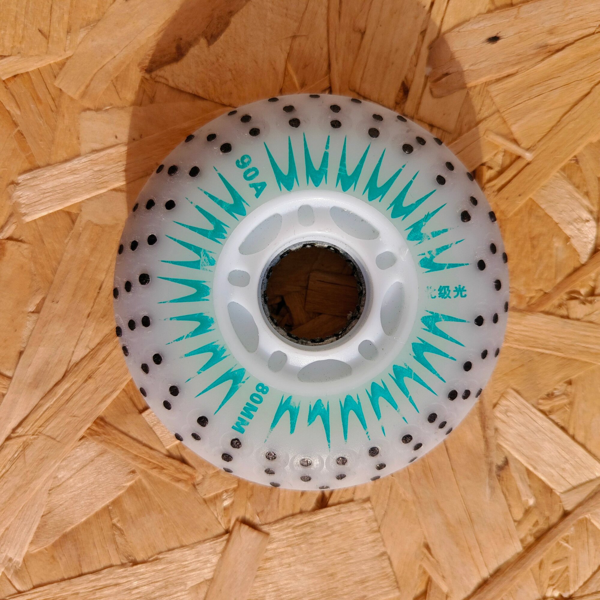 Колеса светящиеся зеленым и искрящие 80мм (4 шт.) 85а жесткость, 150 кремниевых вставок.