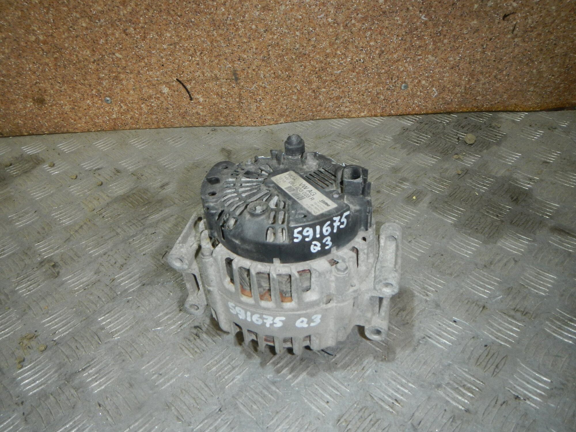 Б/У Генератор, Audi (Ауди)-Q3 (8U) (12-18) AUDI Q3 (8U) (12-18) Сломана пластиковая крышка. 591675 VAG арт. 06J903023R