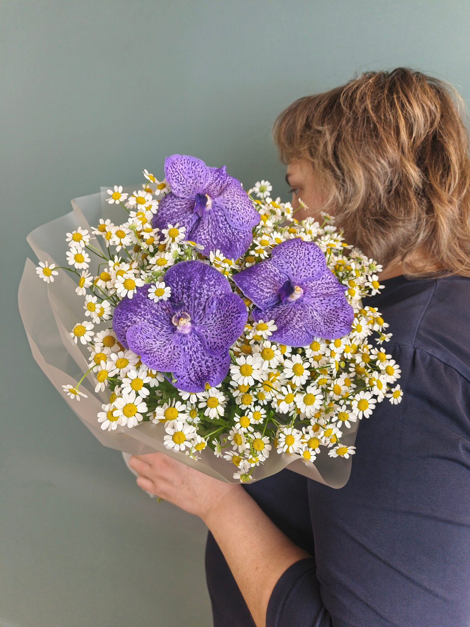 Букет цветов "Кустовая ромашка с орхидеей Ванда", высота 45см, диаметр 35см