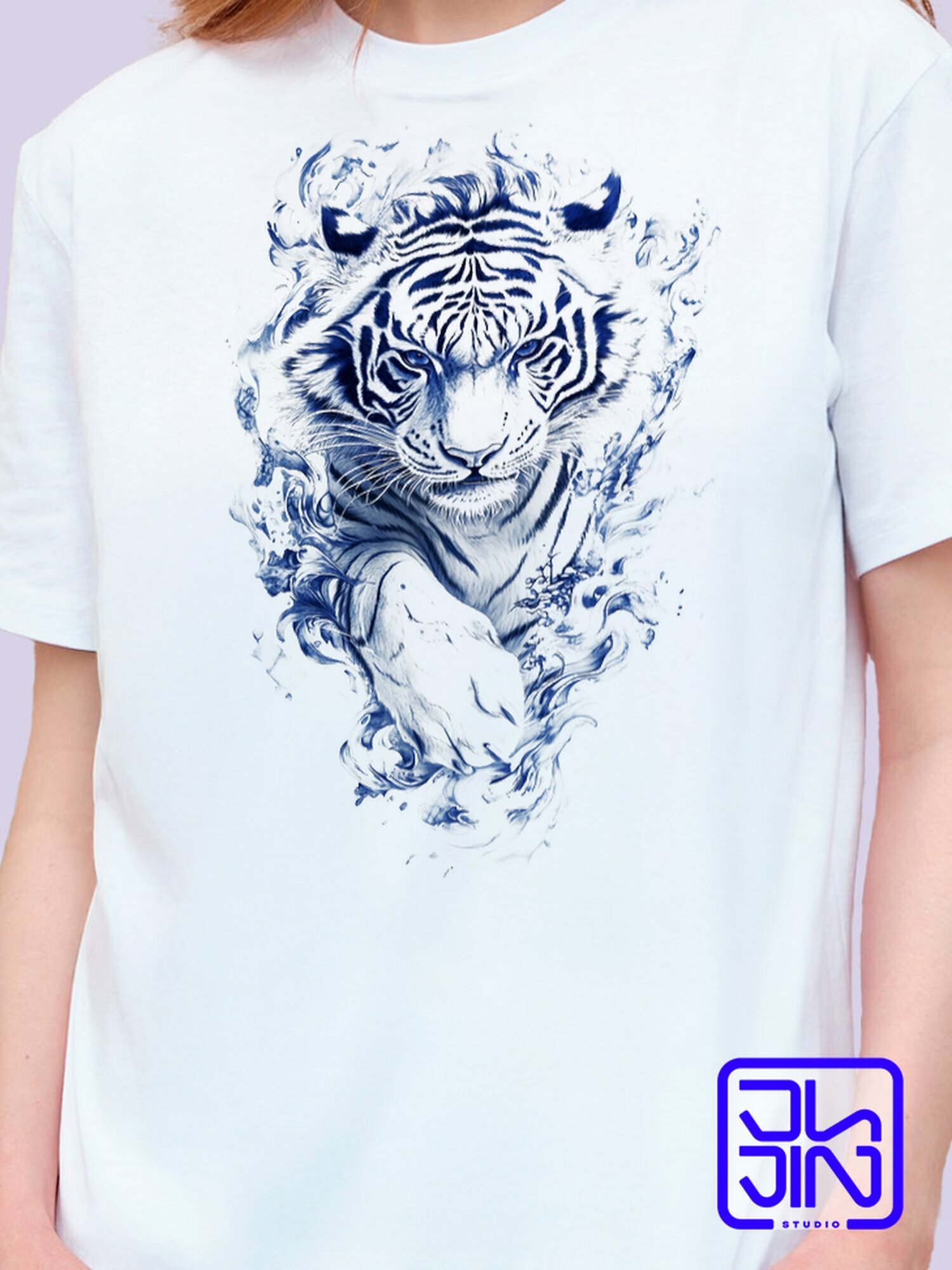 Футболка классическая женская с авторским принтом Агрессивный, мощный тигр в бело-синих тонах природы с темно-синим акцентом, белый хлопковый трикотаж с прикольным рисунком на груди
